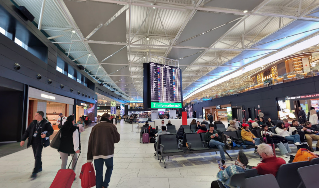 Paura sul volo Roma-Cagliari: l'aereo non decolla, passeggeri a terra ...