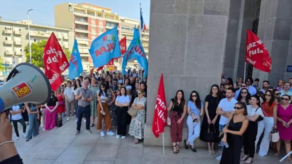 Sit-in a Cagliari e Nuoro, precari in protesta davanti ai Tribunali ...
