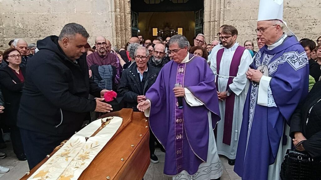 Sestu, addio a don Onofrio Serra: grande folla addolorata per l'ultimo ...