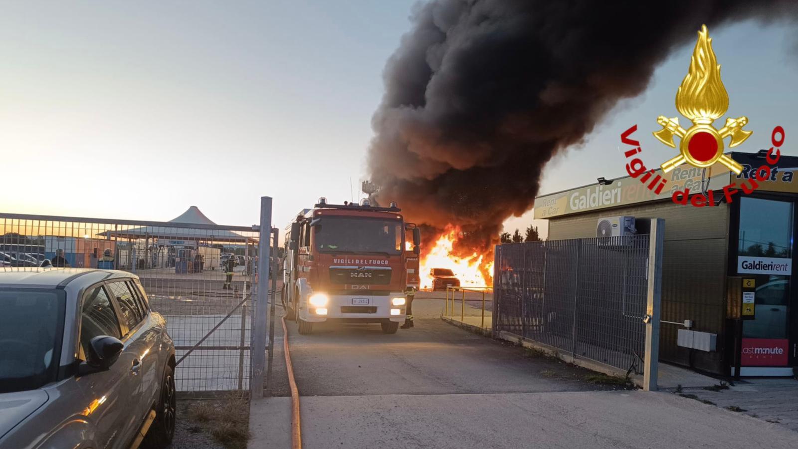 Inferno di fuoco all'aeroporto di Alghero: distrutte decine di auto in ...