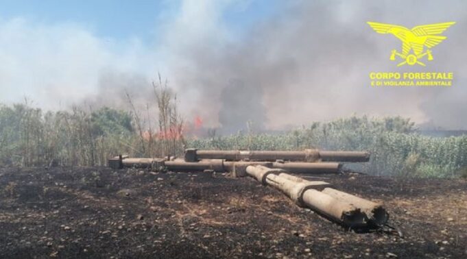 Incendi in Sardegna, Canadair e Super Puma in azione a San Sperate ...